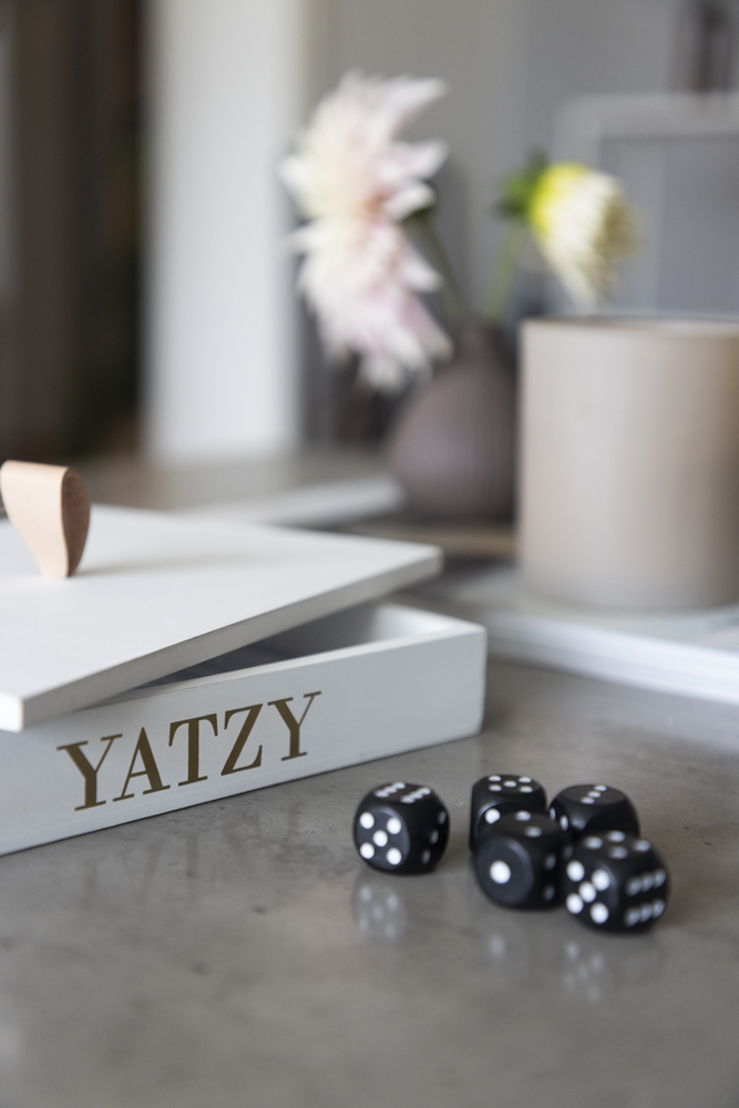 Yatzy m tärningar i trälåda - Different Design