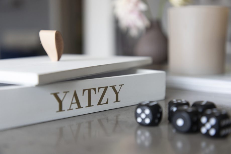 Yatzy m tärningar i trälåda - Different Design