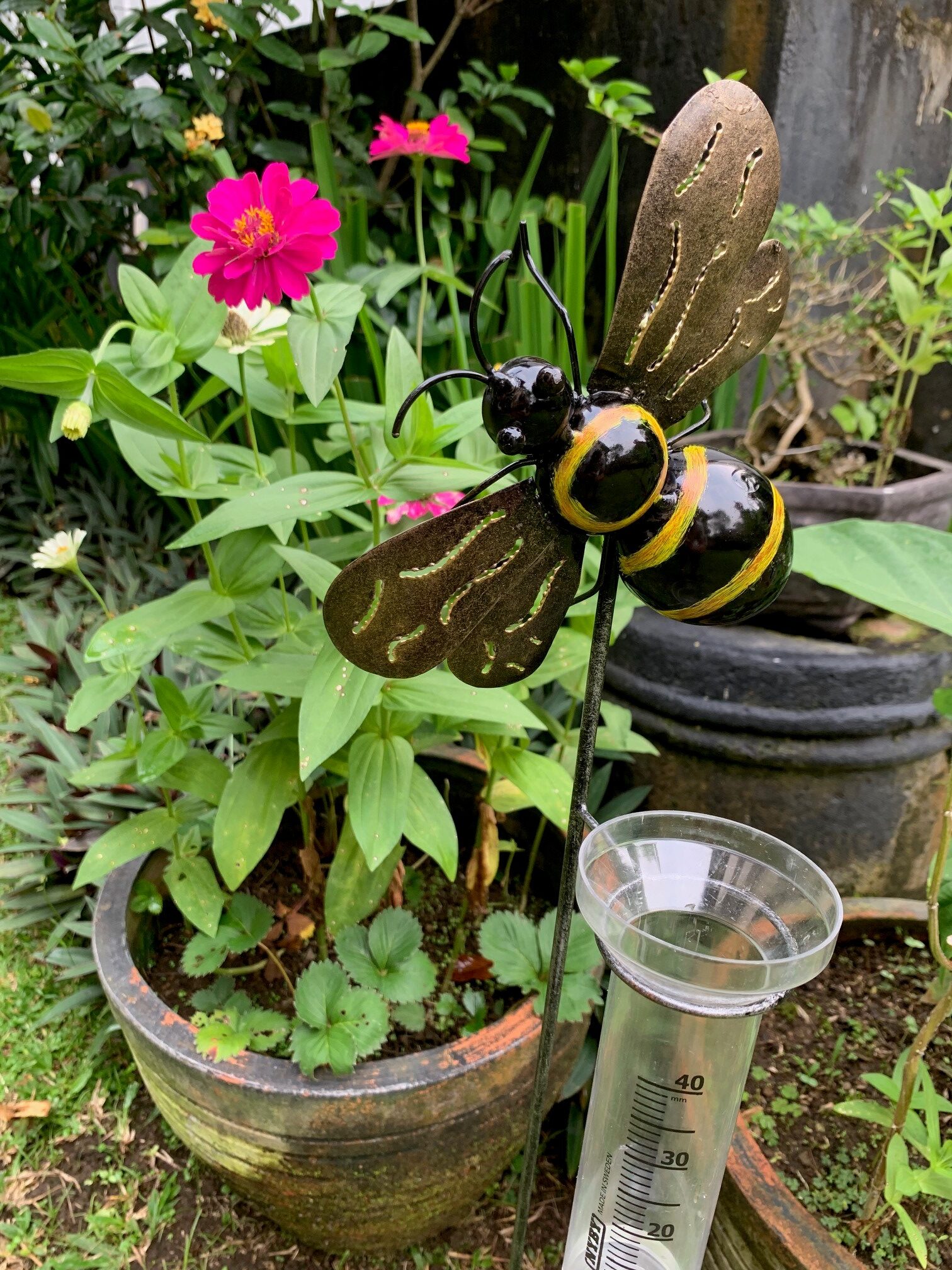 Regnmätare humla i hamrad plåt - Different Design